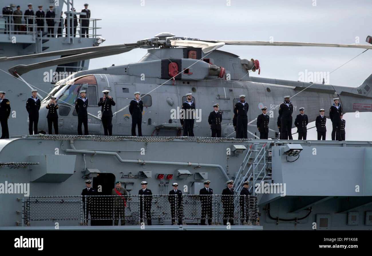 Crew onboard hms queen elizabeth hi-res stock photography and images ...