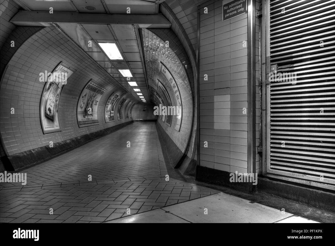 London Underground tunnel linked train platforms Stock Photo - Alamy