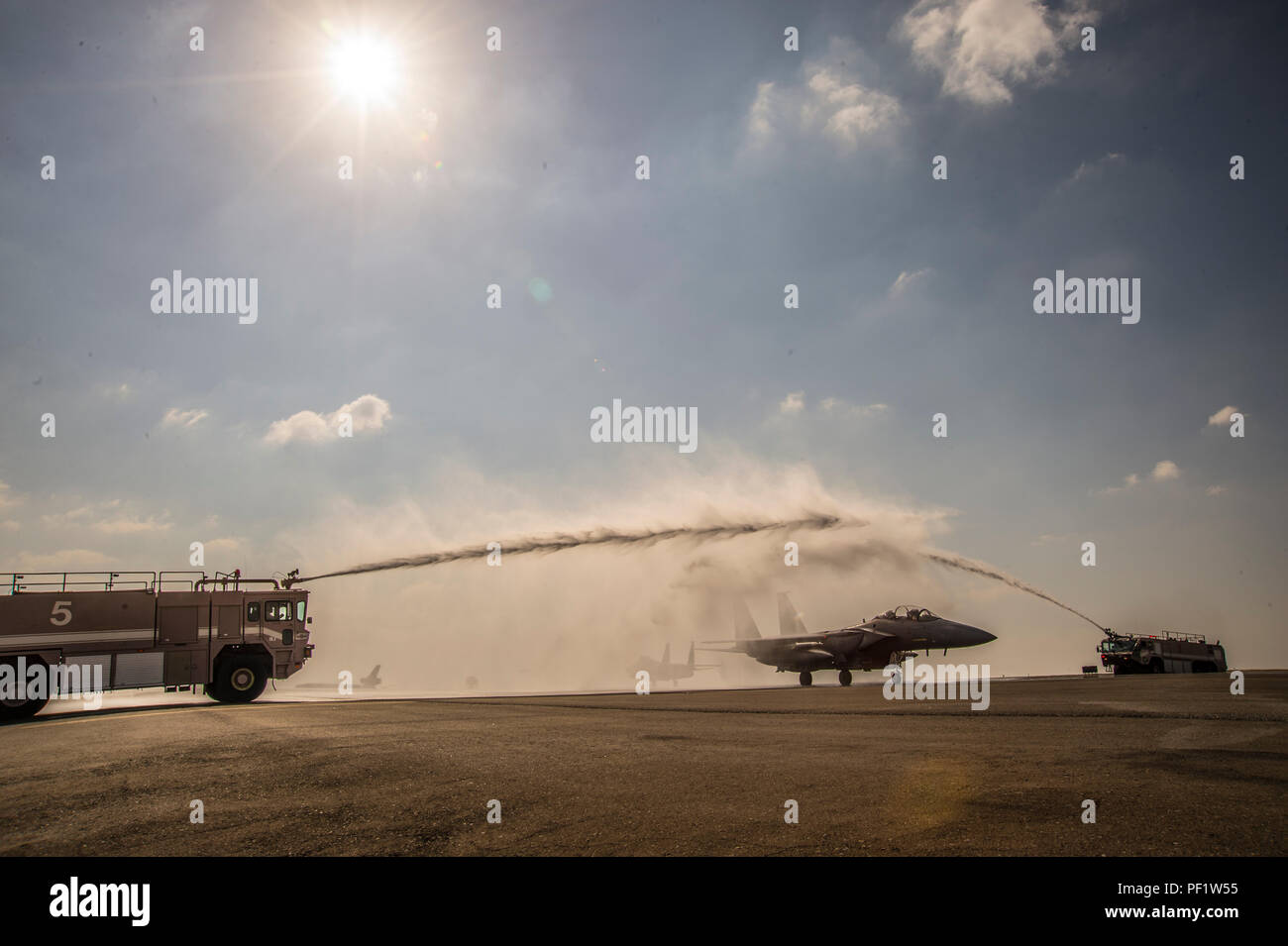 Fighter jet over water hi-res stock photography and images - Alamy