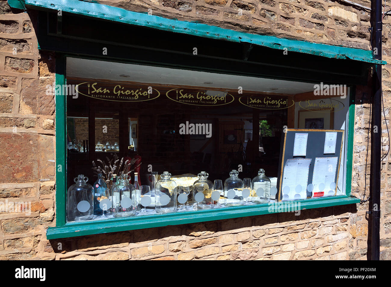 Bottles wine in window display hi-res stock photography and images - Alamy