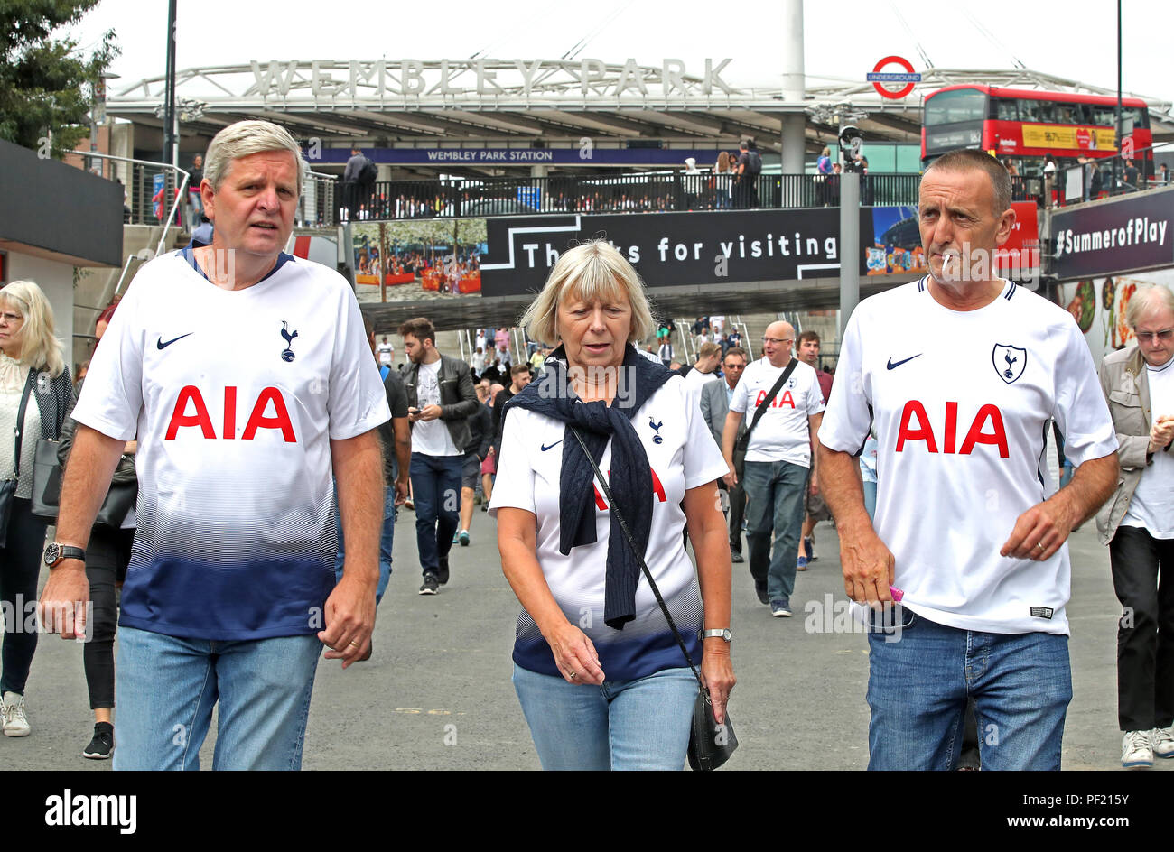 Tottenham hotspur fans arriving ground hi-res stock photography and ...