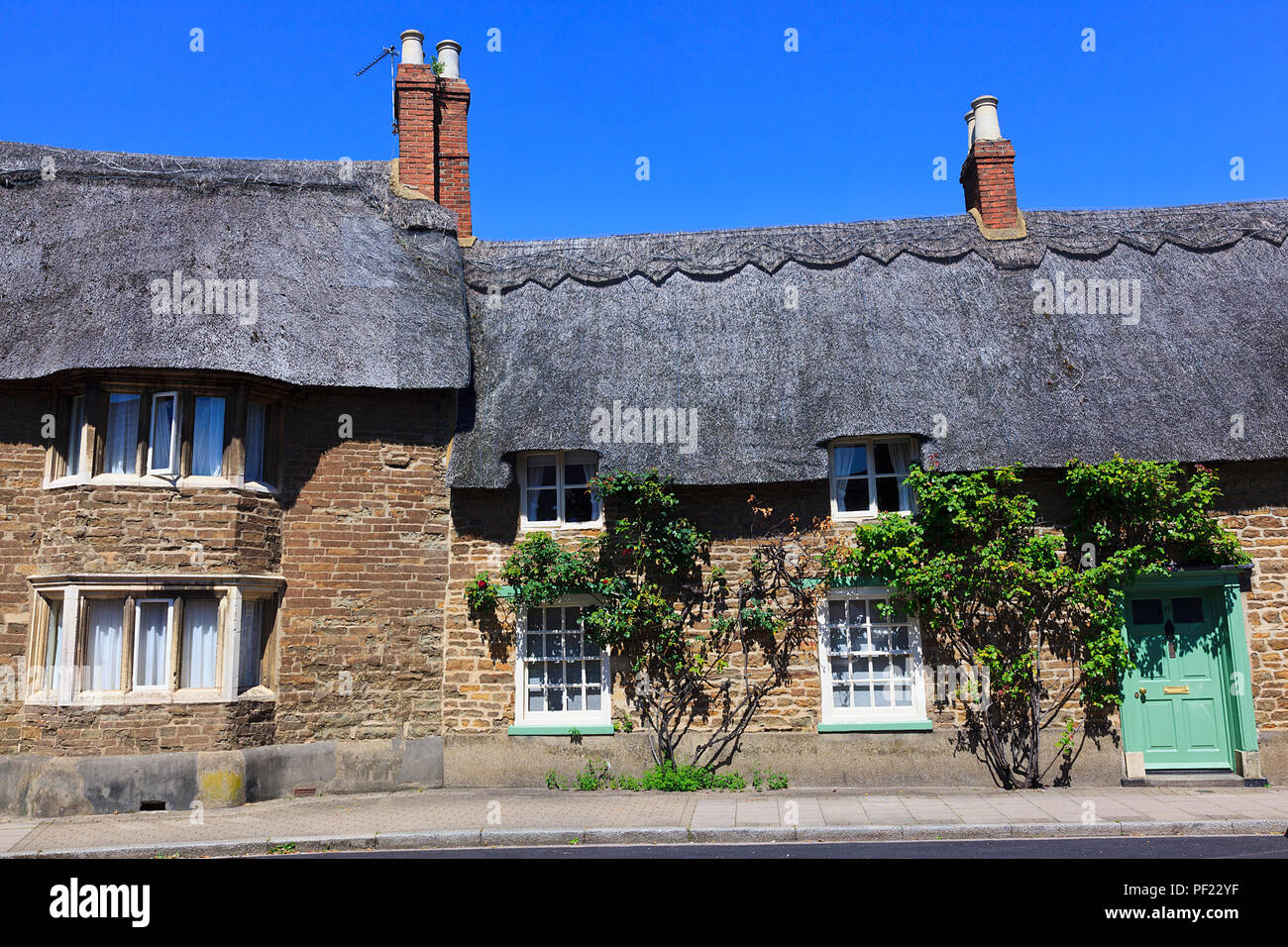 Old english thatched houses cottages hi-res stock photography and ...