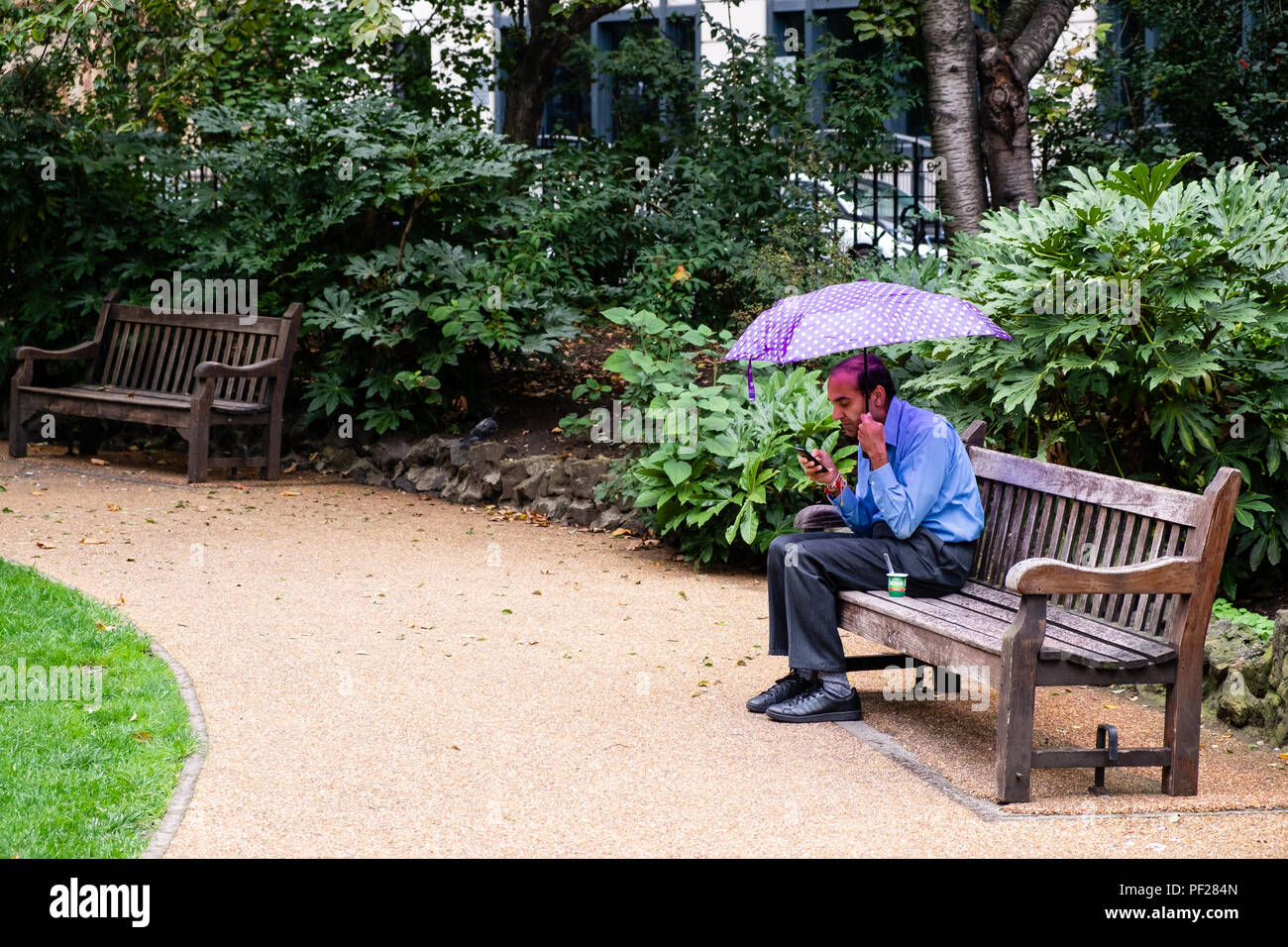 Matching brolly hi-res stock photography and images - Alamy