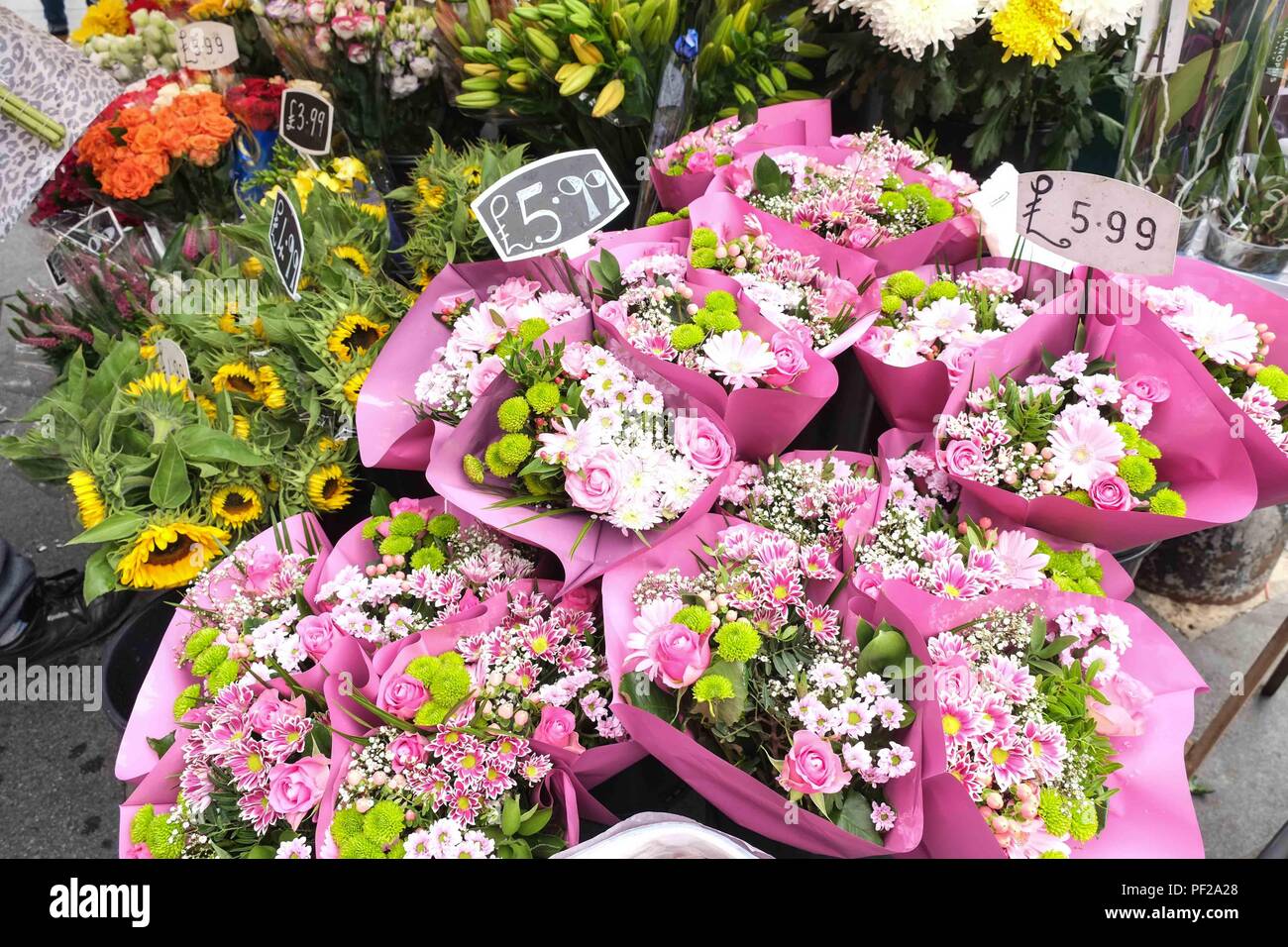 Station flower stall hi-res stock photography and images - Alamy