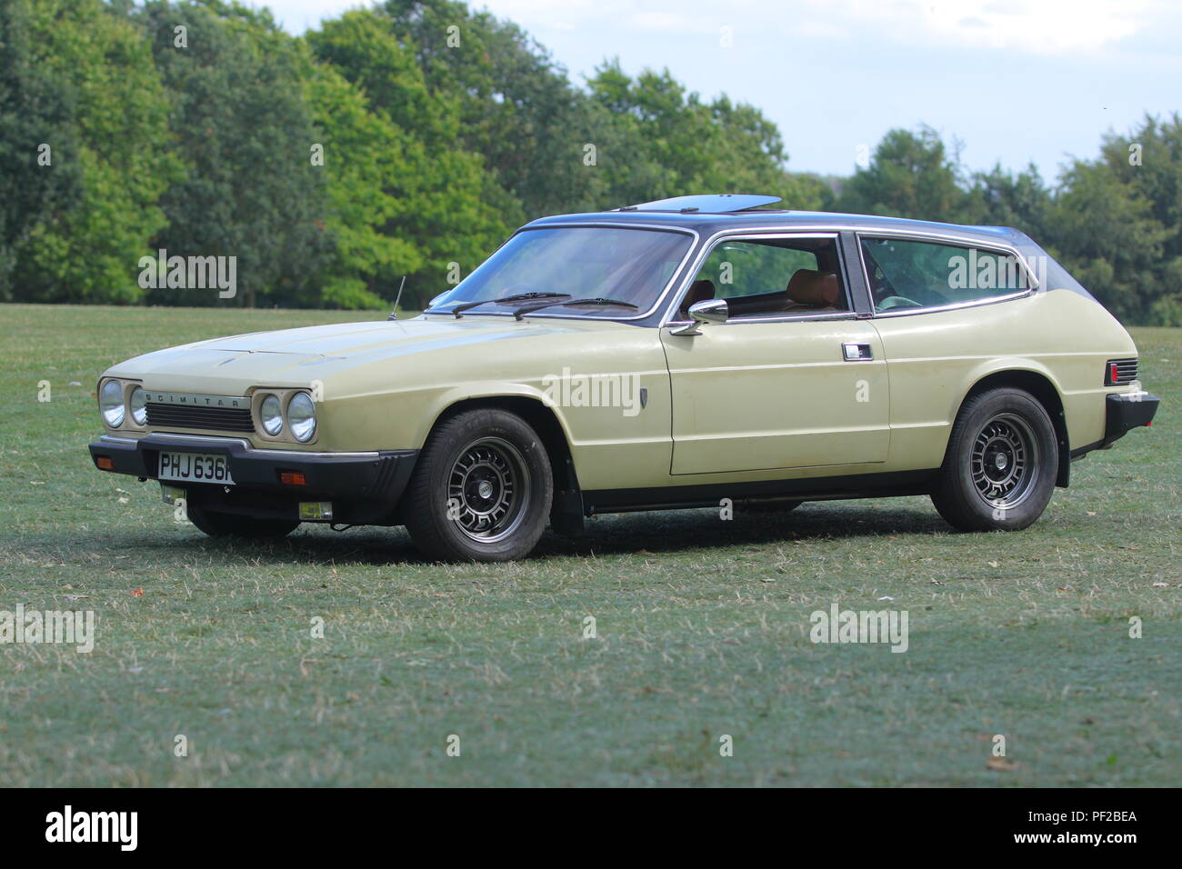 Reliant scimitar car hi-res stock photography and images - Alamy