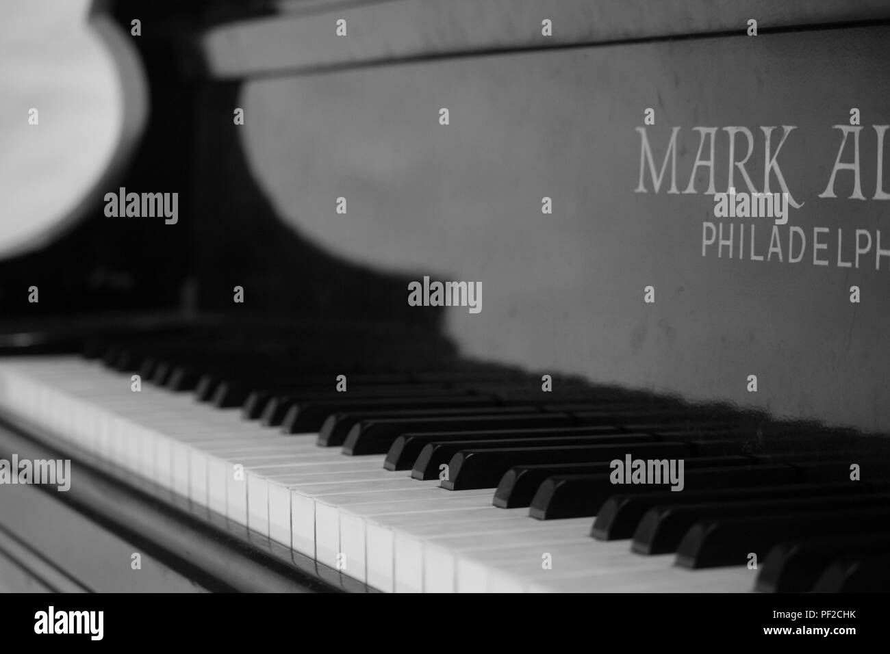 White grand piano hi-res stock photography and images - Alamy