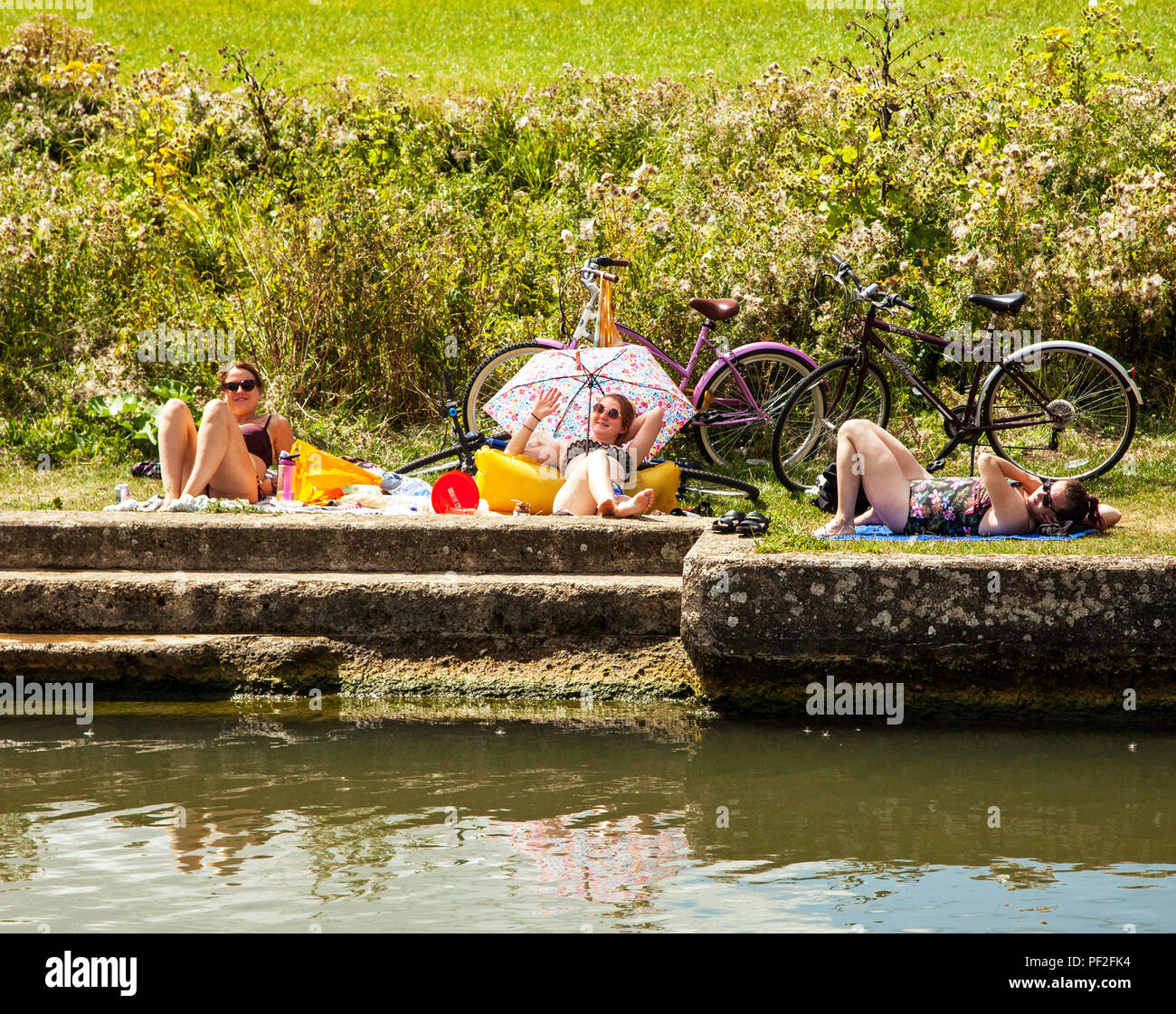 Girls sunbathing hi-res stock photography and images - Alamy