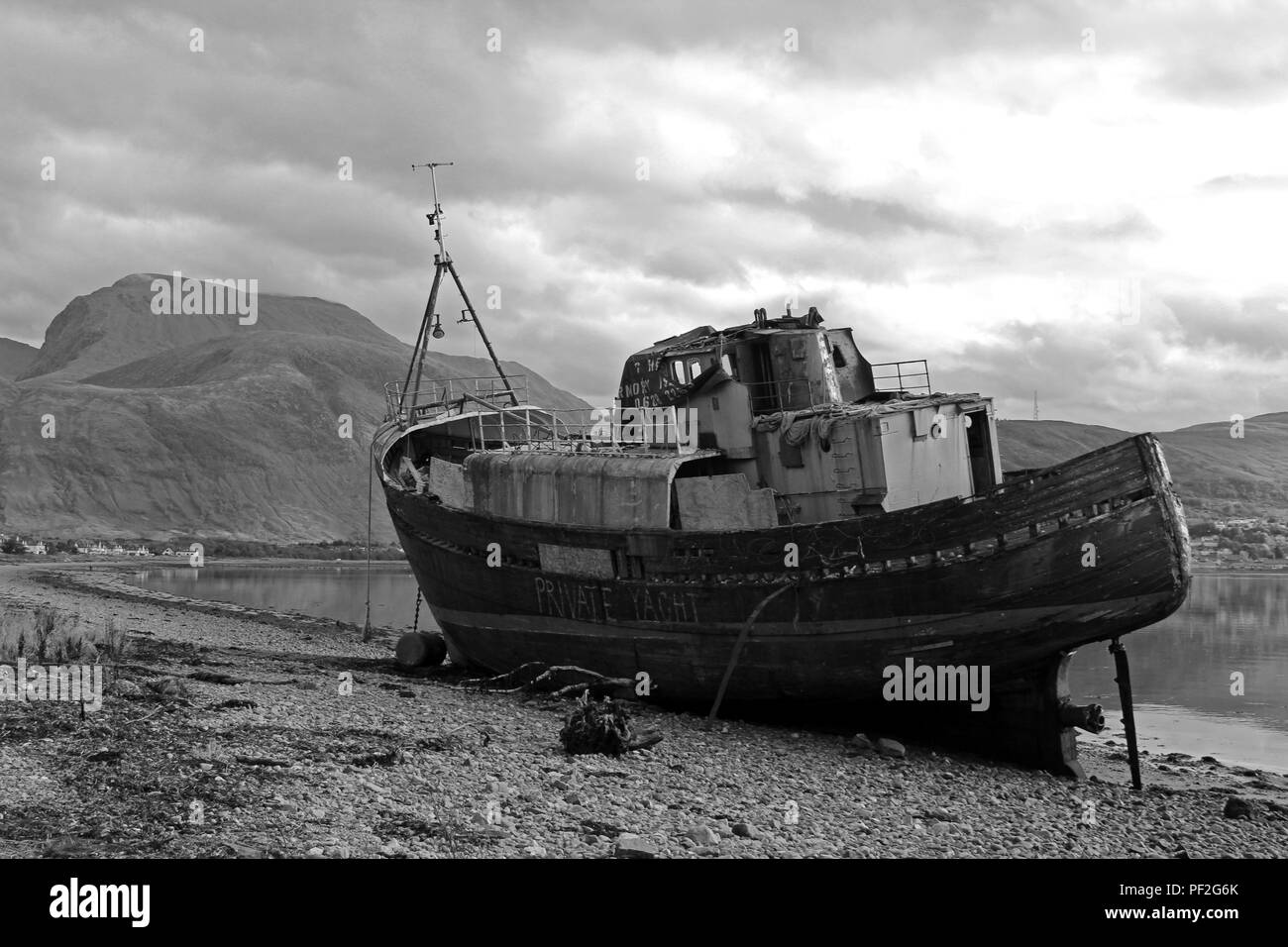 Disused fishing boat on beach at Corpach Fort William Stock Photo - Alamy