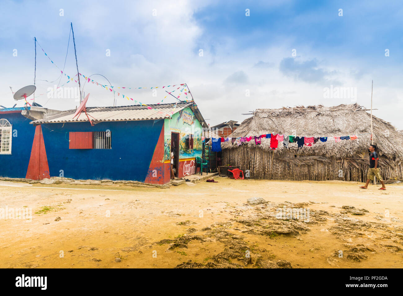 Traditional kuna house san blas hi-res stock photography and images - Alamy