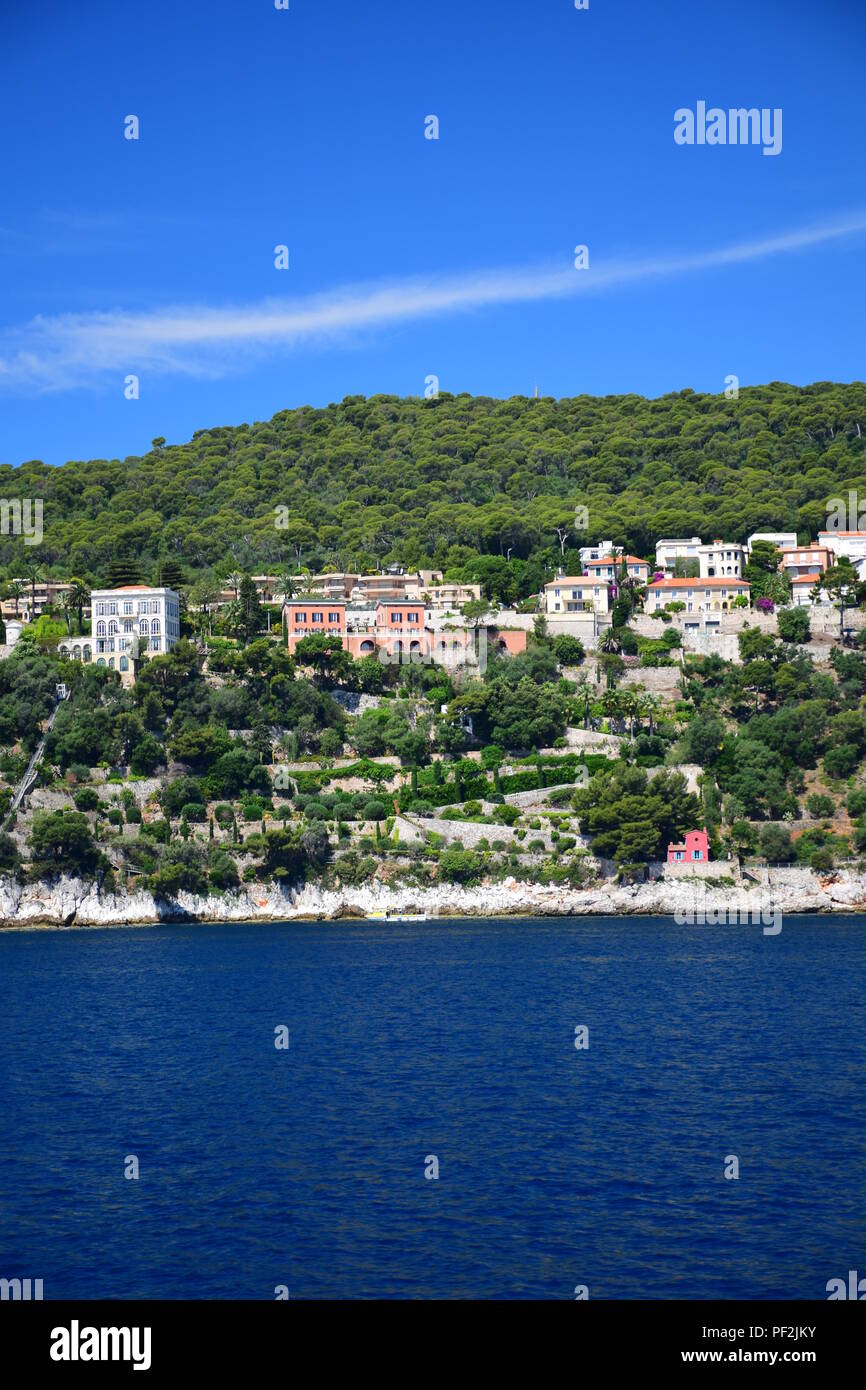 Yachts, boats and houses along the Mediterranean coast of Cap Ferrat on ...