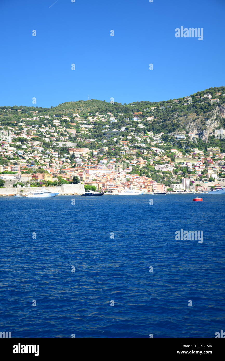 Yachts, boats and houses along the Mediterranean coast of Cap Ferrat on ...