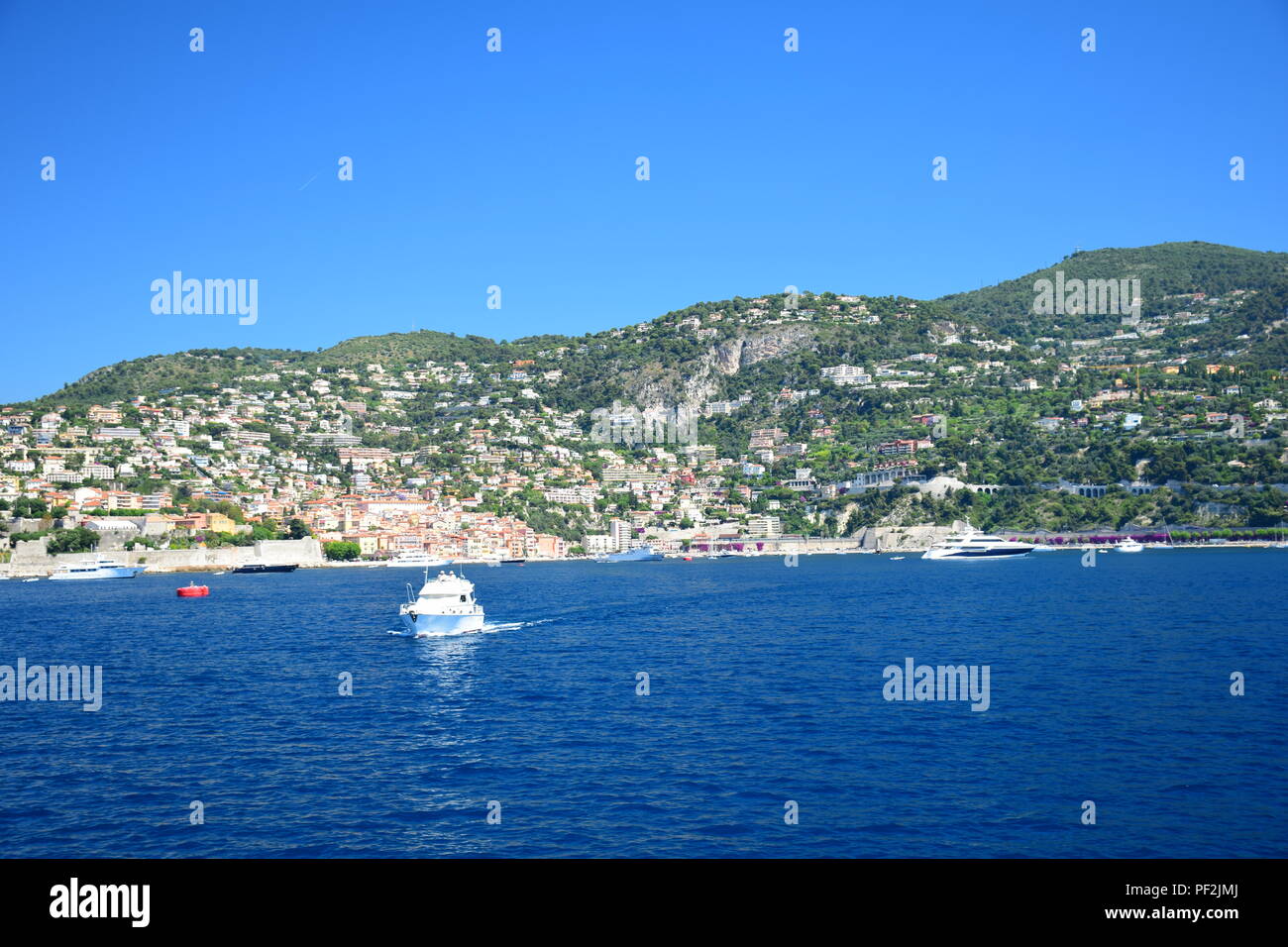 Yachts, boats and houses along the Mediterranean coast of Cap Ferrat on ...