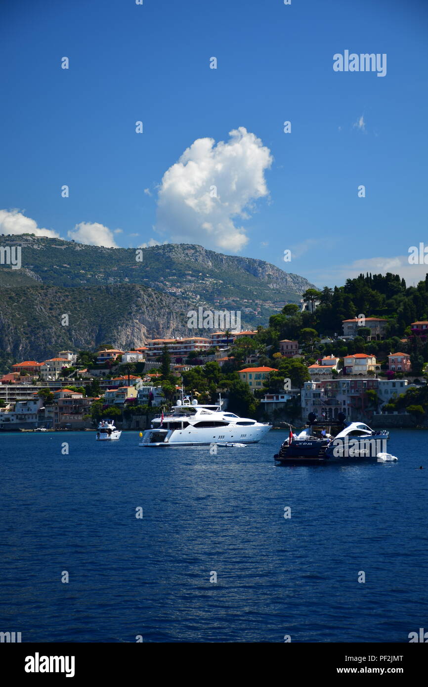 Yachts, boats and houses along the Mediterranean coast of Cap Ferrat on ...