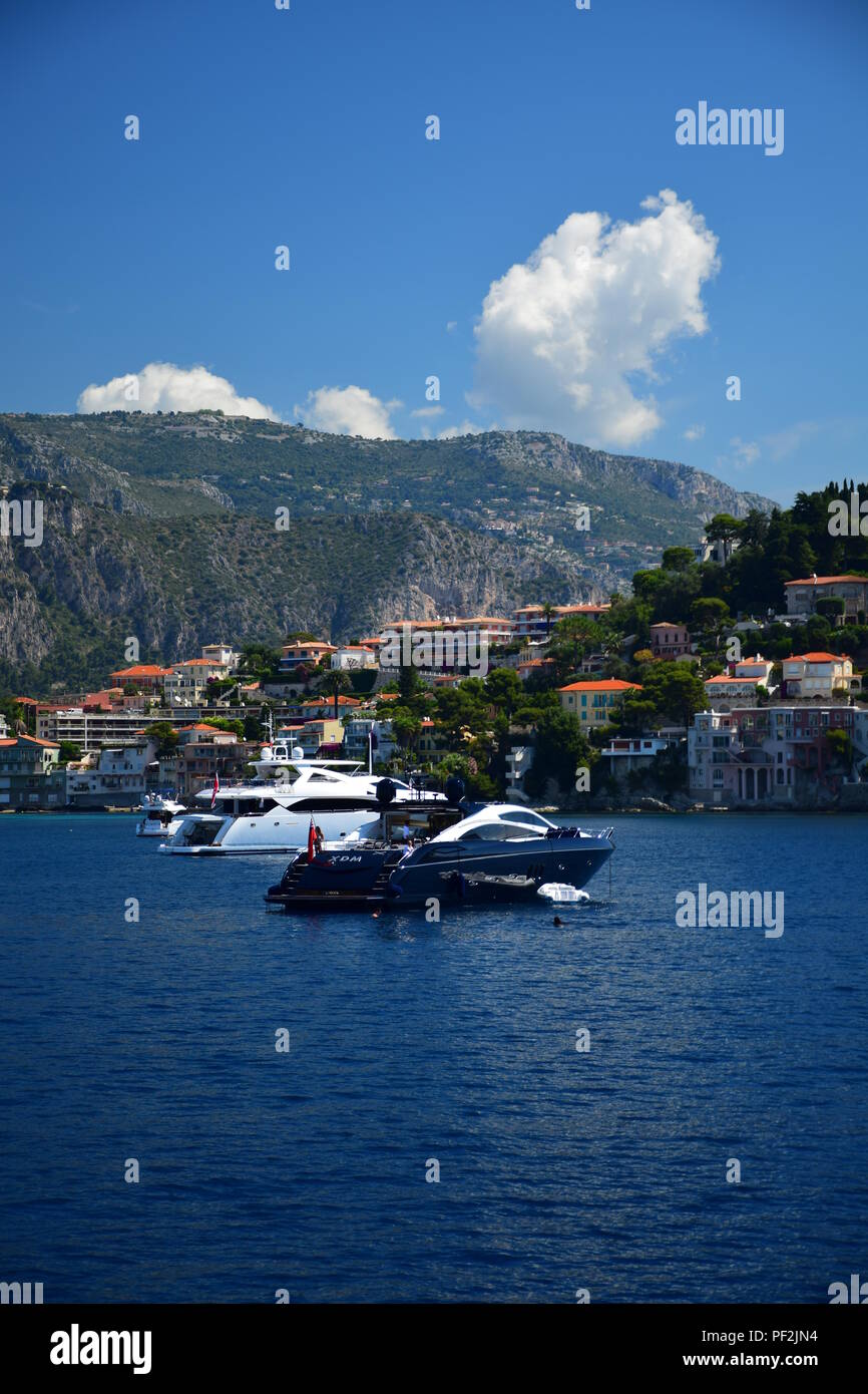 Yachts, boats and houses along the Mediterranean coast of Cap Ferrat on ...