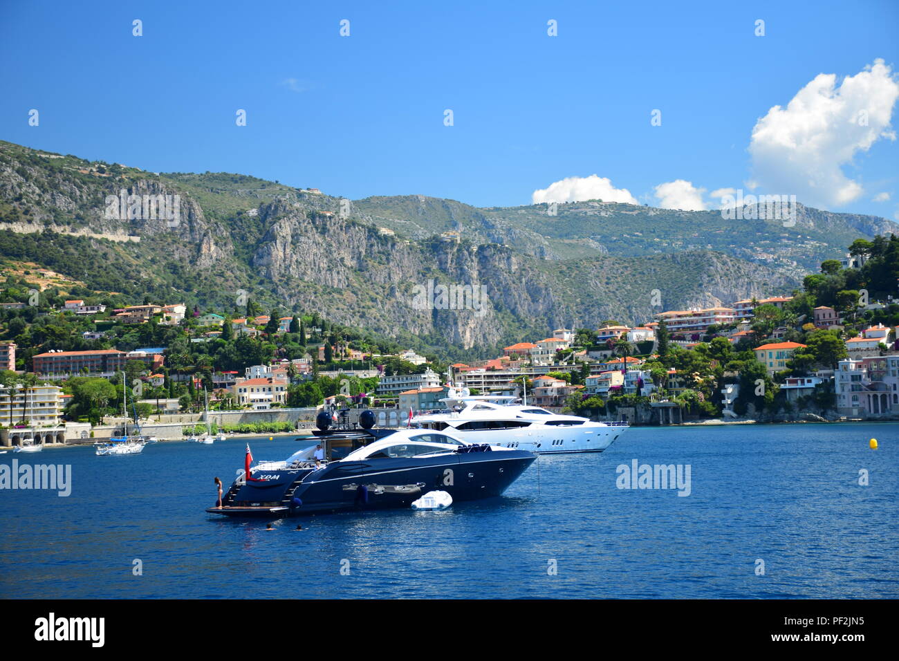 Yachts, boats and houses along the Mediterranean coast of Cap Ferrat on ...