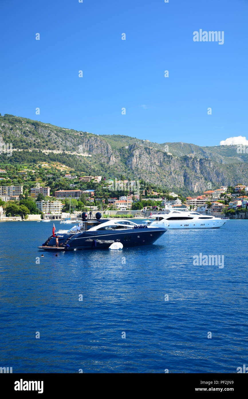 Yachts, boats and houses along the Mediterranean coast of Cap Ferrat on ...