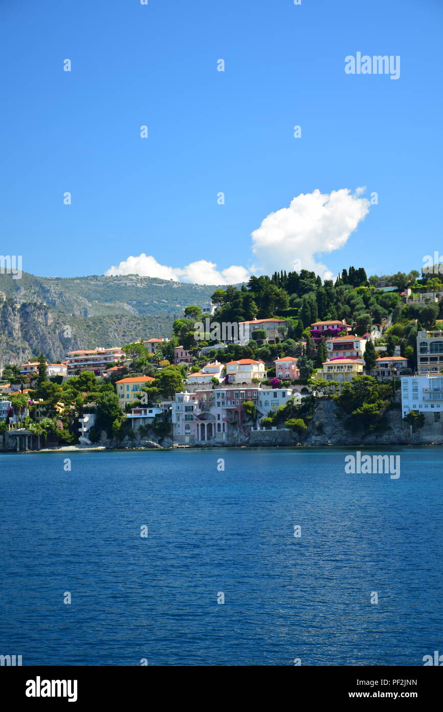 Yachts, boats and houses along the Mediterranean coast of Cap Ferrat on ...