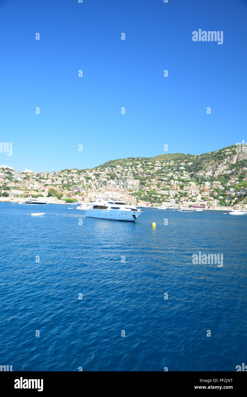 Yachts, boats and houses along the Mediterranean coast of Cap Ferrat on ...