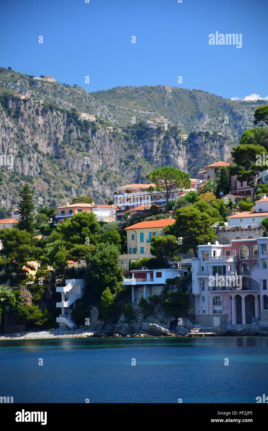 Yachts, boats and houses along the Mediterranean coast of Cap Ferrat on ...