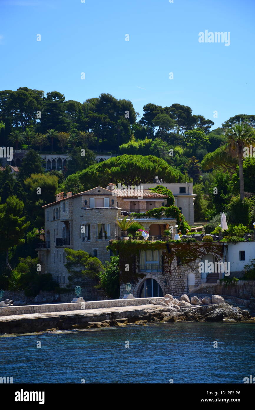 Yachts, boats and houses along the Mediterranean coast of Cap Ferrat on ...