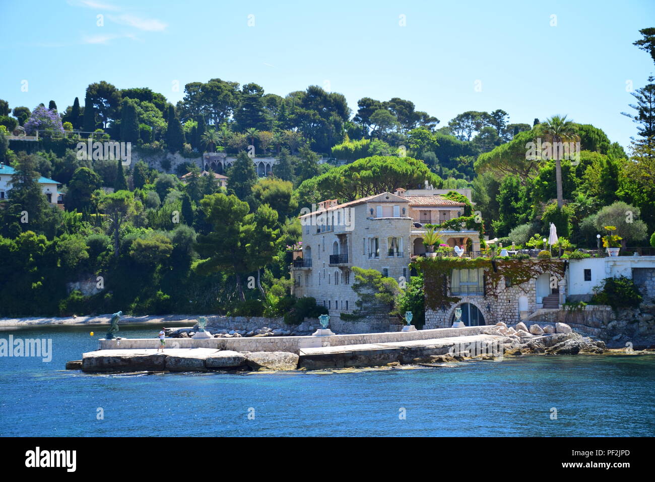 Yachts, boats and houses along the Mediterranean coast of Cap Ferrat on ...