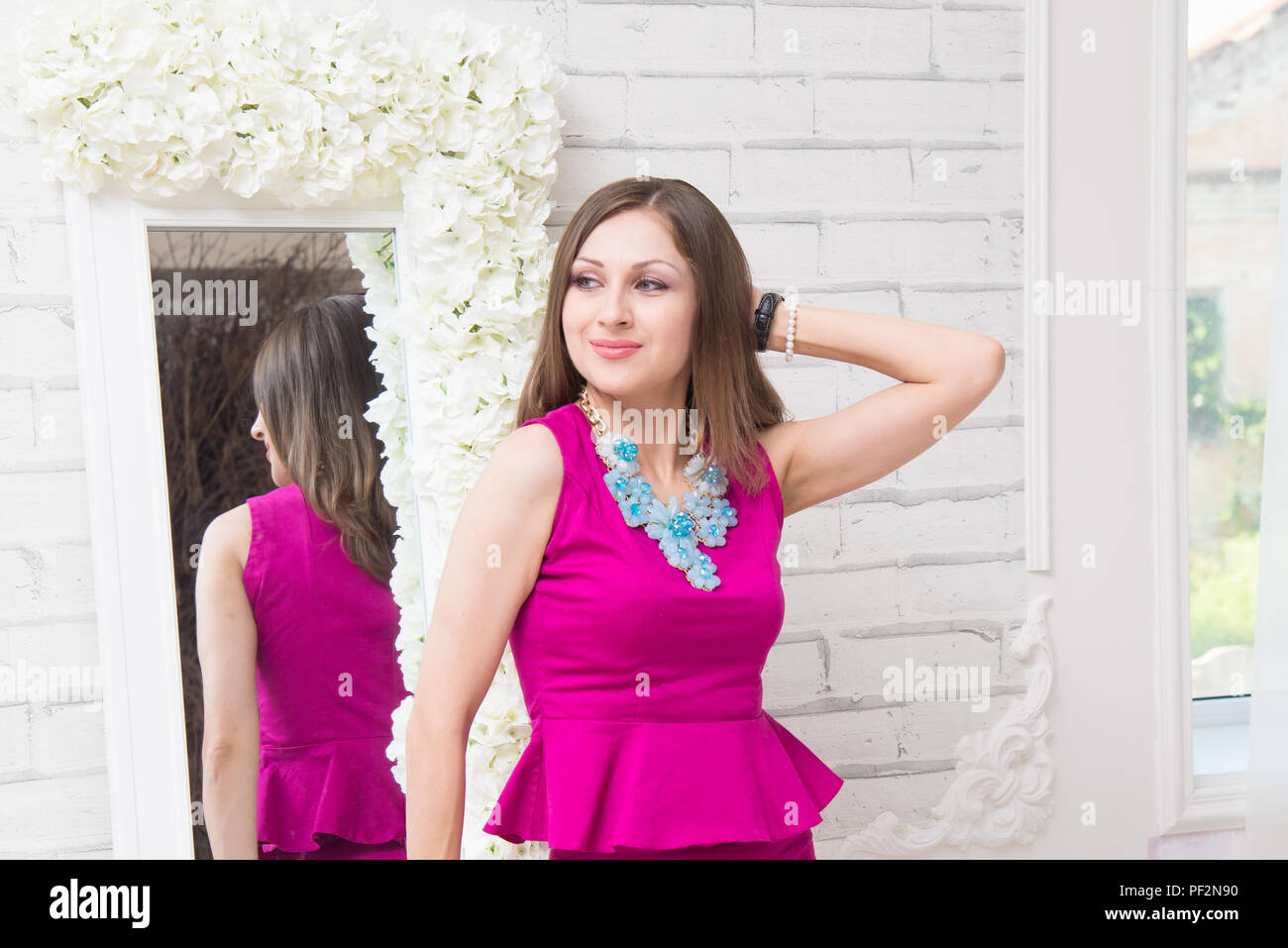 pretty girl at a photo shoot in the studio Stock Photo - Alamy
