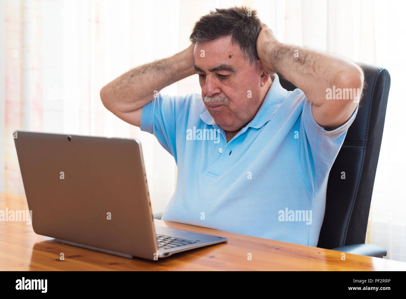 Old man confused computer hi-res stock photography and images - Alamy