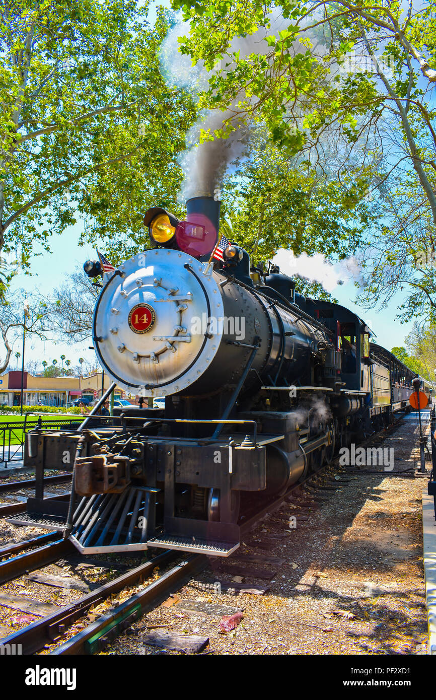 Green railroad caboose hi-res stock photography and images - Alamy