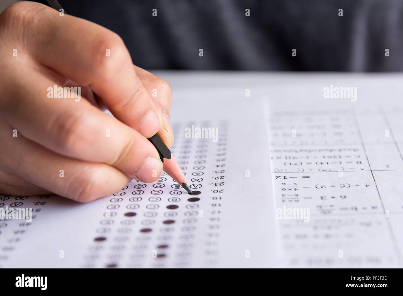 Group of students answer question hi-res stock photography and images ...