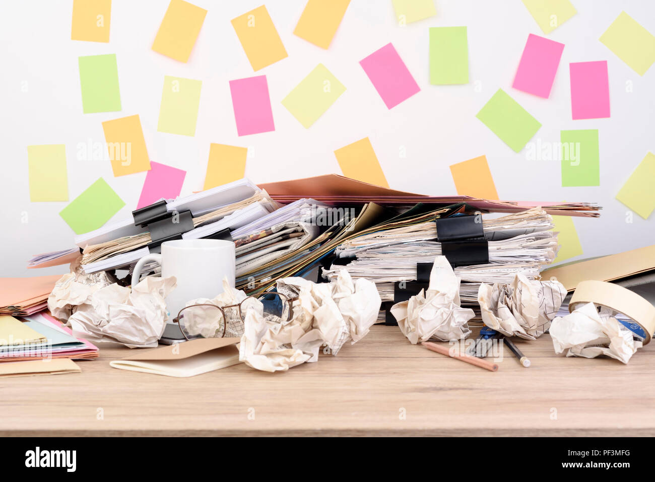 Desk unorganized mess paper hi-res stock photography and images - Alamy