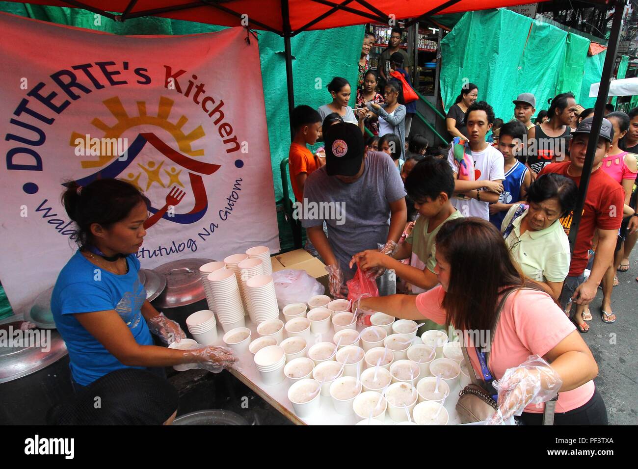 Philippines. 18th Aug, 2018. People's in-line to get free porridge from ...