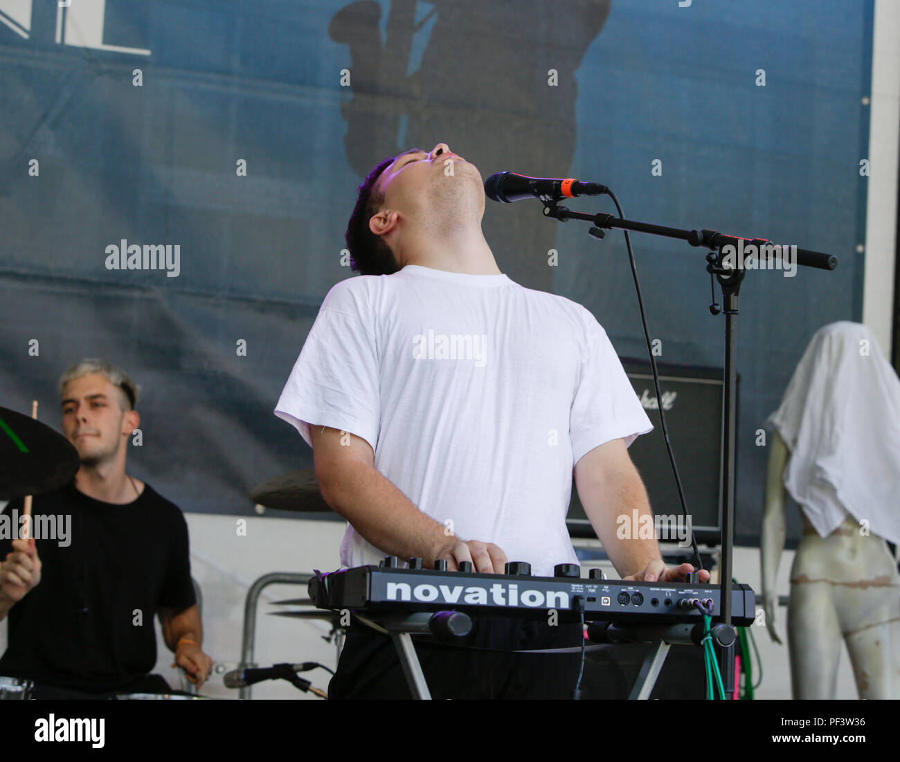 Synthesizer player hi-res stock photography and images - Alamy