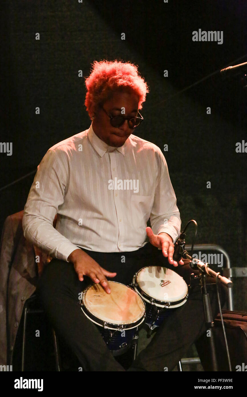 Bongo cubano hi-res stock photography and images - Alamy