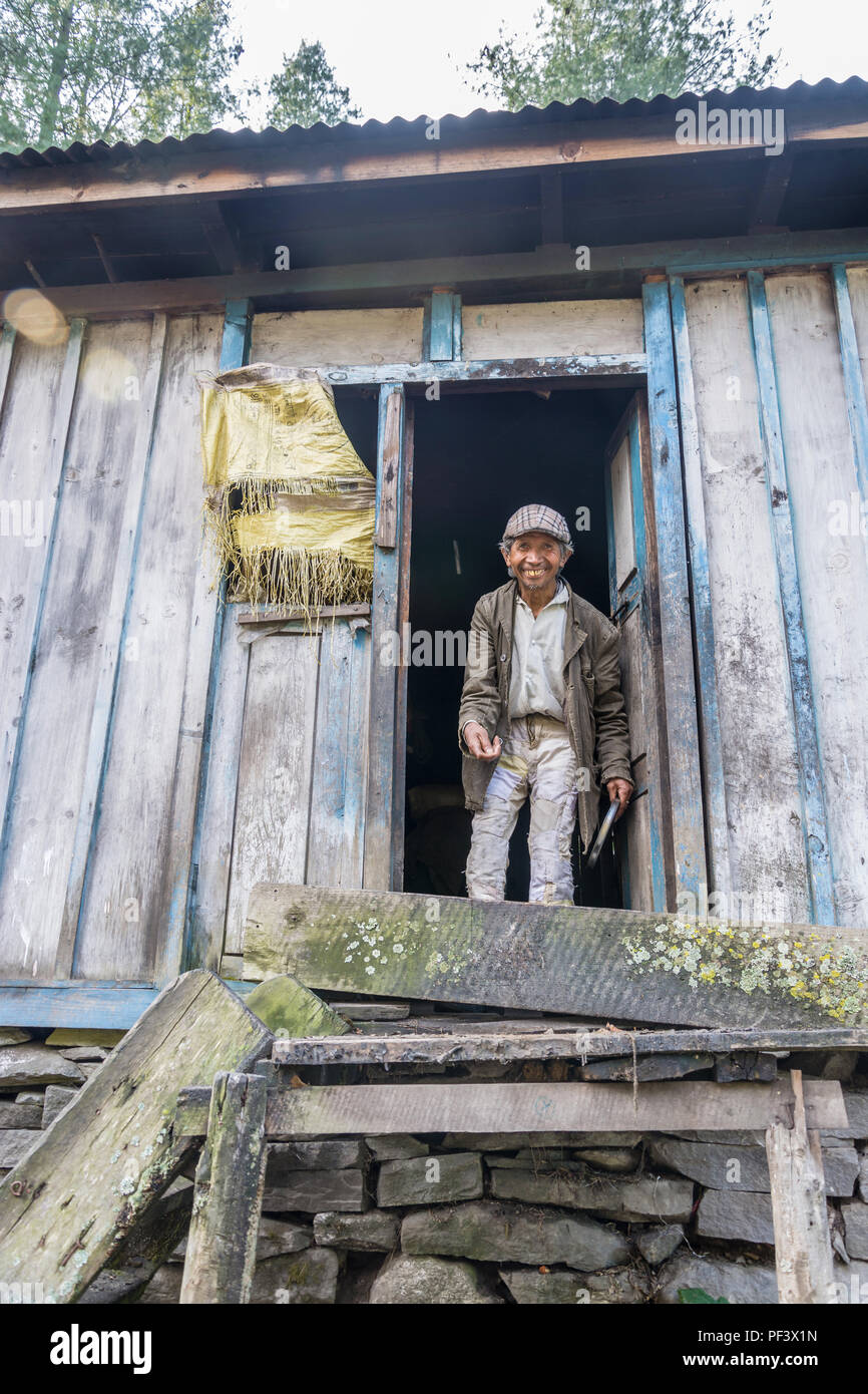 Smiling homeless man hi-res stock photography and images - Alamy