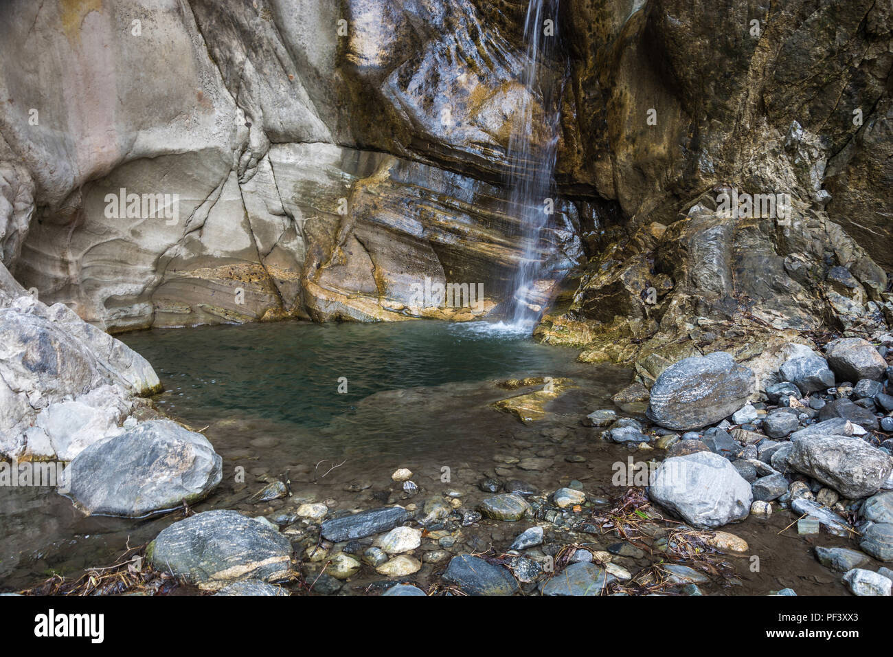 Water falling down hi-res stock photography and images - Alamy