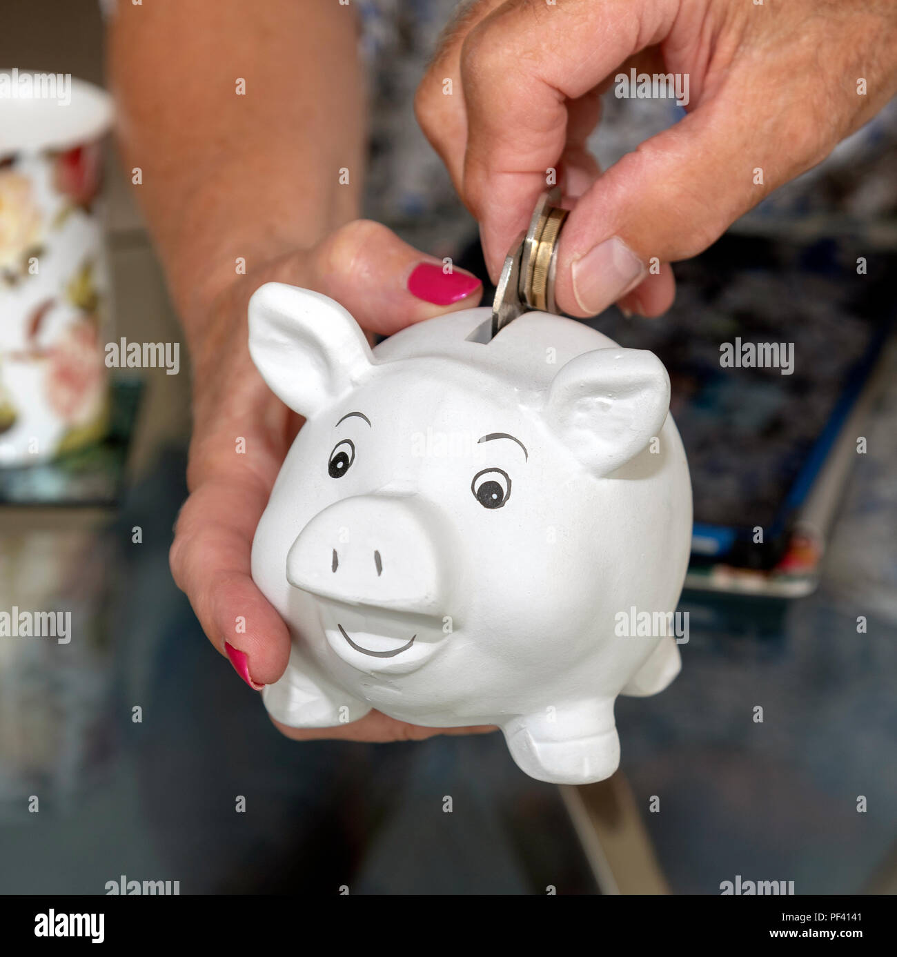Handling cash hi-res stock photography and images - Alamy