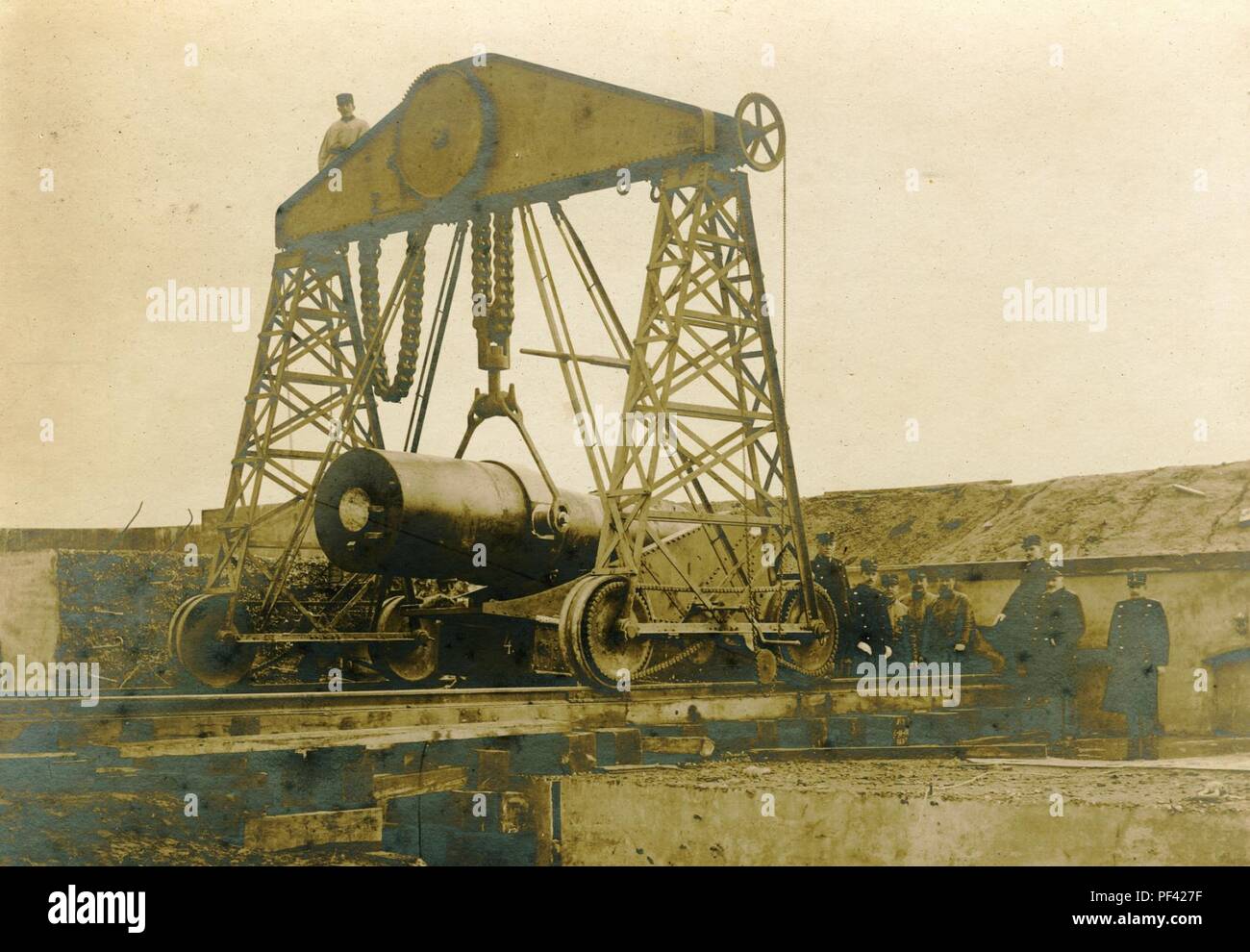 Assembly of a howitzer at Charlottenlund Fort in 1911 Stock Photo - Alamy