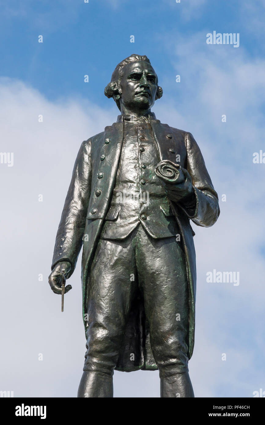 Whitby james cook statue hi-res stock photography and images - Alamy