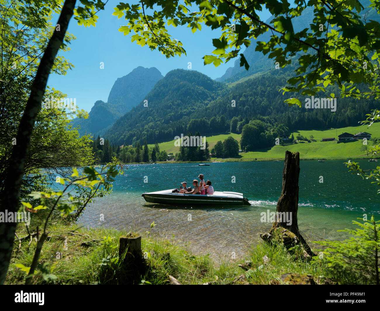 Hintersee, im Hintergrund der Berg Mühlsturzhorn, Ramsau ...