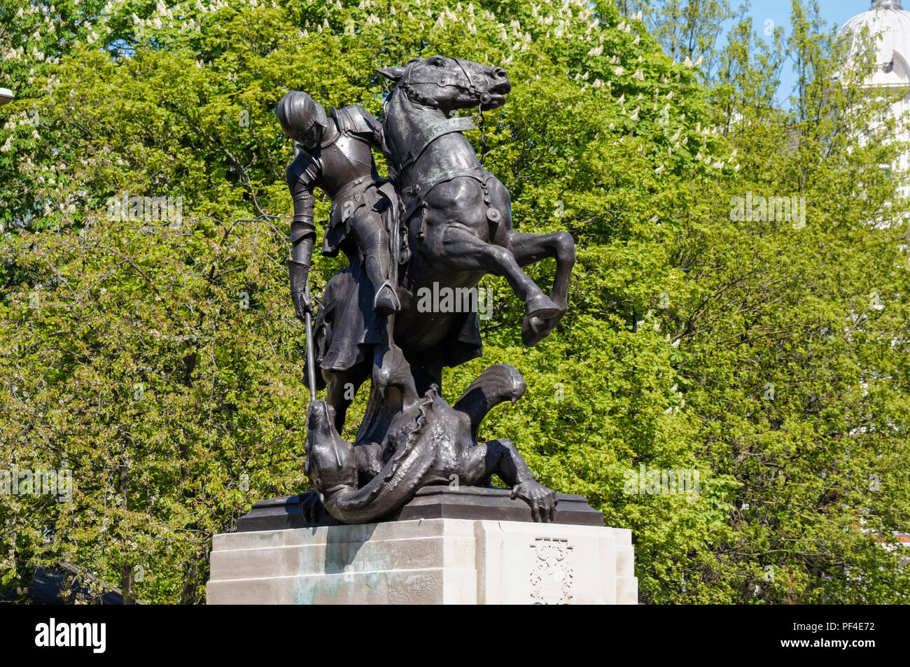Bronze statue st george dragon hi-res stock photography and images - Alamy