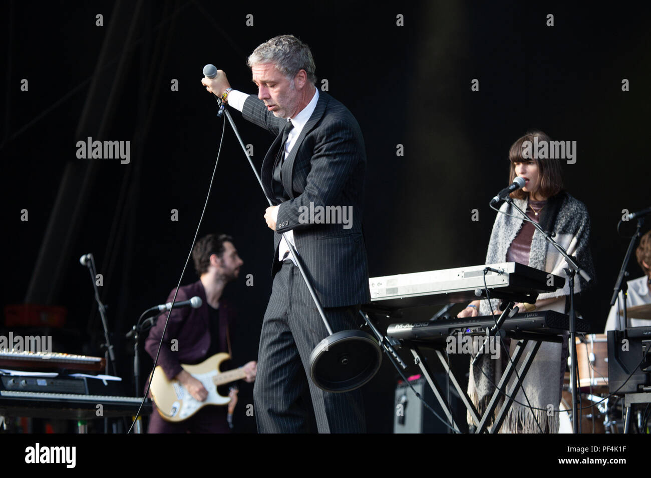 Delivery onstage hi-res stock photography and images - Alamy
