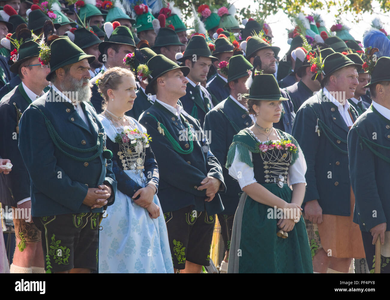Sachsenkam, Germany. 19th Aug, 2018. Hundreds of people in traditional ...