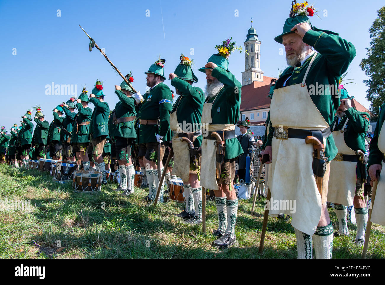 Sachsenkam, Germany. 19th Aug, 2018. Hundreds of people in traditional ...