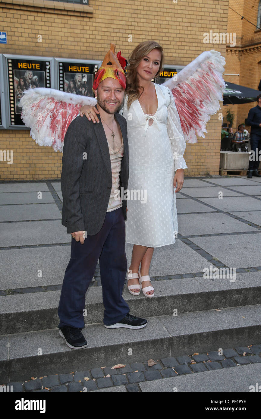 Berlin, Germany. 18th Aug, 2018. Actors Adrian Topol (l, with chicken ...