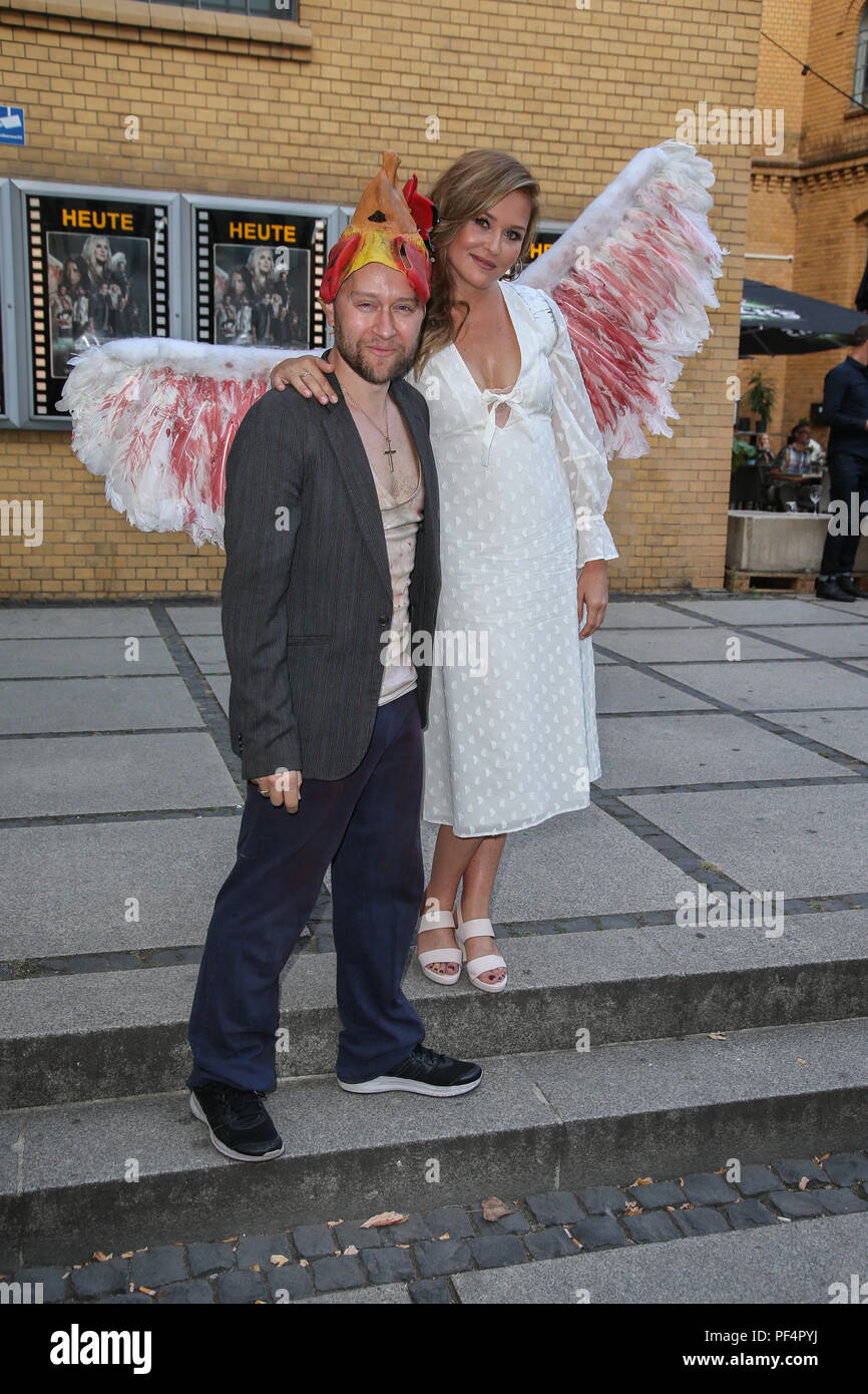 Berlin, Germany. 18th Aug, 2018. Actors Adrian Topol (l, with chicken ...
