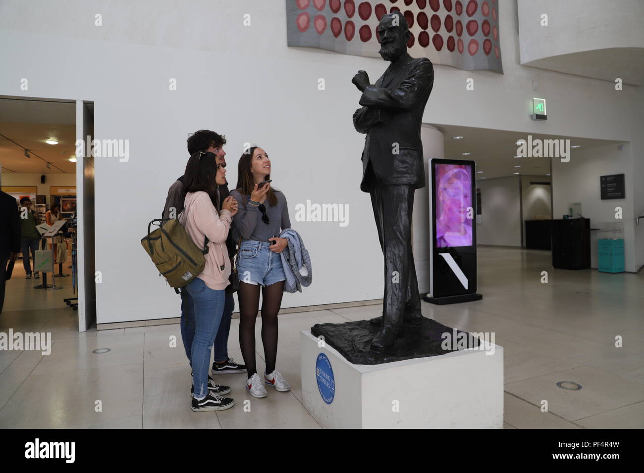 Dublin. 19th Aug, 2018. People enjoy a talk over a mobile phone with a ...
