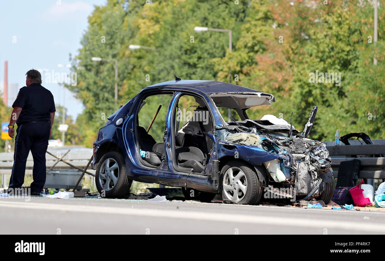 Nuremberg, Germany. 19th Aug, 2018. The car wreck of a wrong-way driver ...
