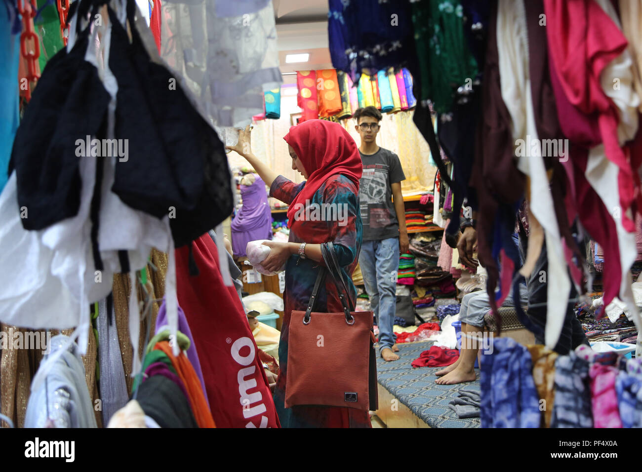 Kashmiri muslim woman shops in hi-res stock photography and images - Alamy