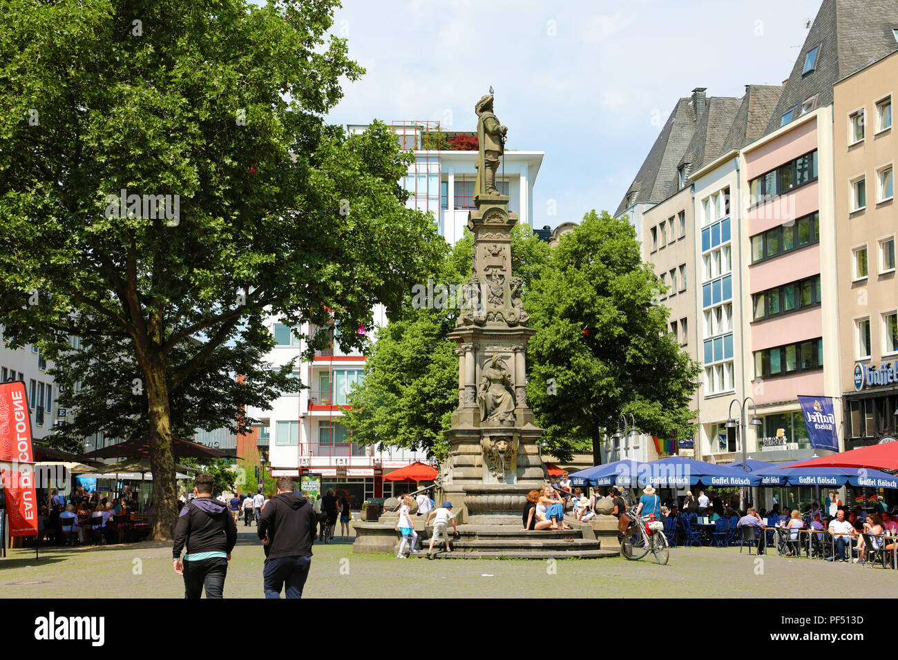 COLOGNE, GERMANY - MAY 31, 2018: tourists in Old Market (Alter Markt ...