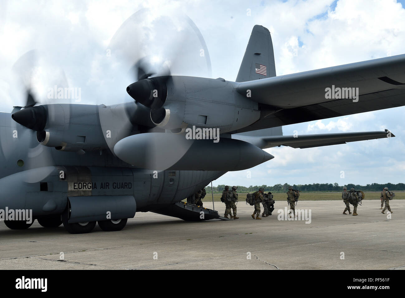 Soldiers assigned to the Massachusetts National Guard, 3-126th Aviation ...